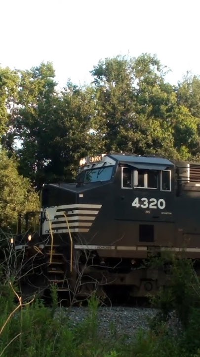 NS/SD70M!!! NS #4320 leads a long, slow EB UP M-AGLI08 out of Lake Charles, Louisiana!!! - YouTube