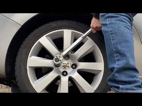Setting Wheel Bolt Tightness With Torque Wrench - YouTube