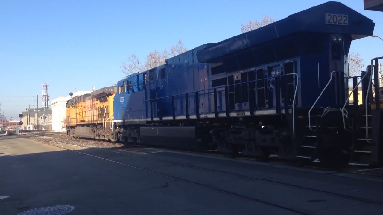 Capitol Corridor Train 533 Meets Union Pacific KMNOA Intermodal UP 7138 & GECX 2022 Oakland, CA ...