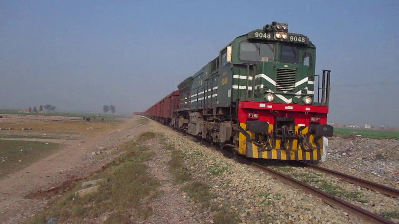 Fastest Freight Train of Pakistan Railways GEU-40 Blasting - YouTube