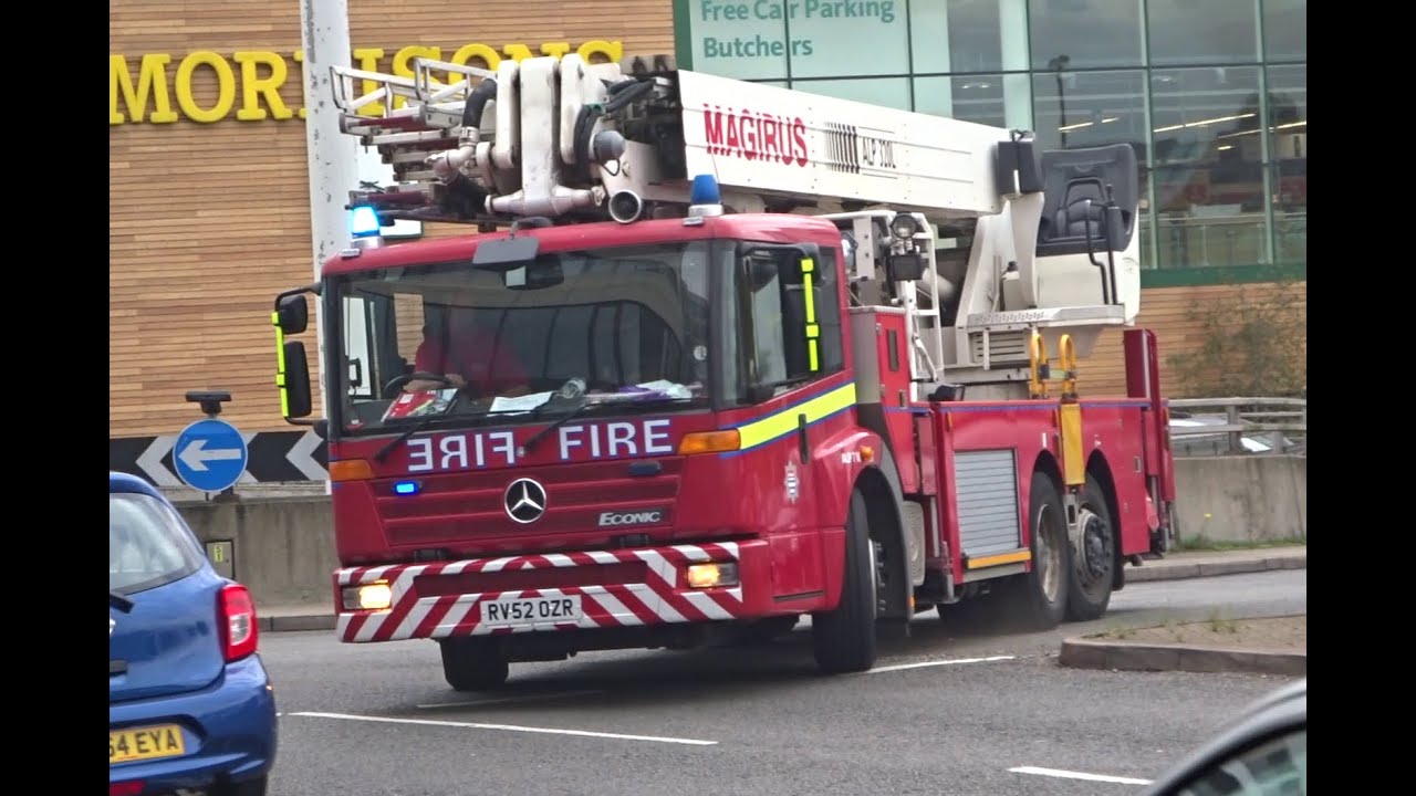 London Fire Brigade Responding - G305 Wembley - YouTube