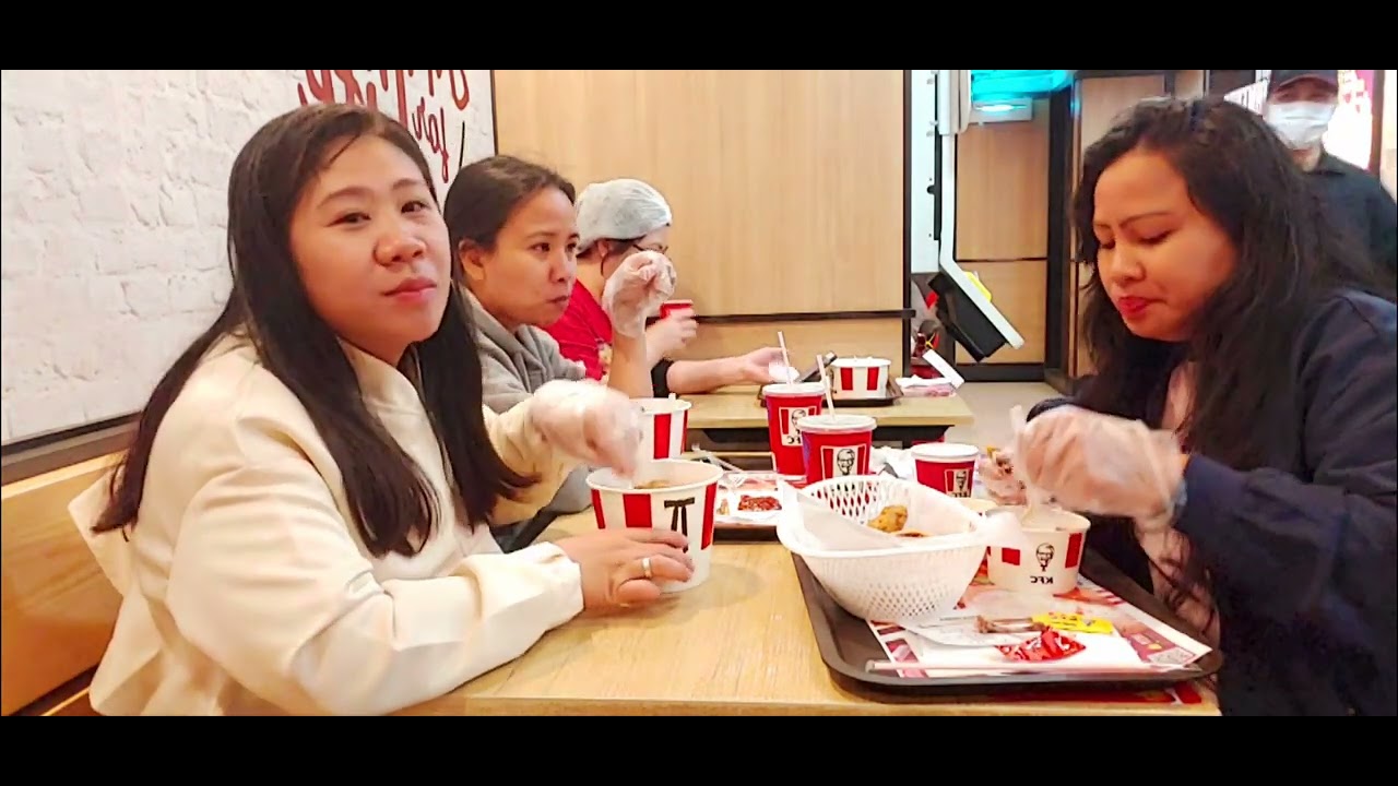 HAVING LUNCH AT KFC 🍗 WITH NEW FRIENDS. - YouTube