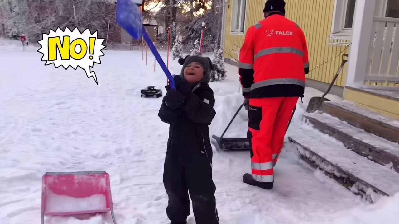 Oscar & snow - YouTube