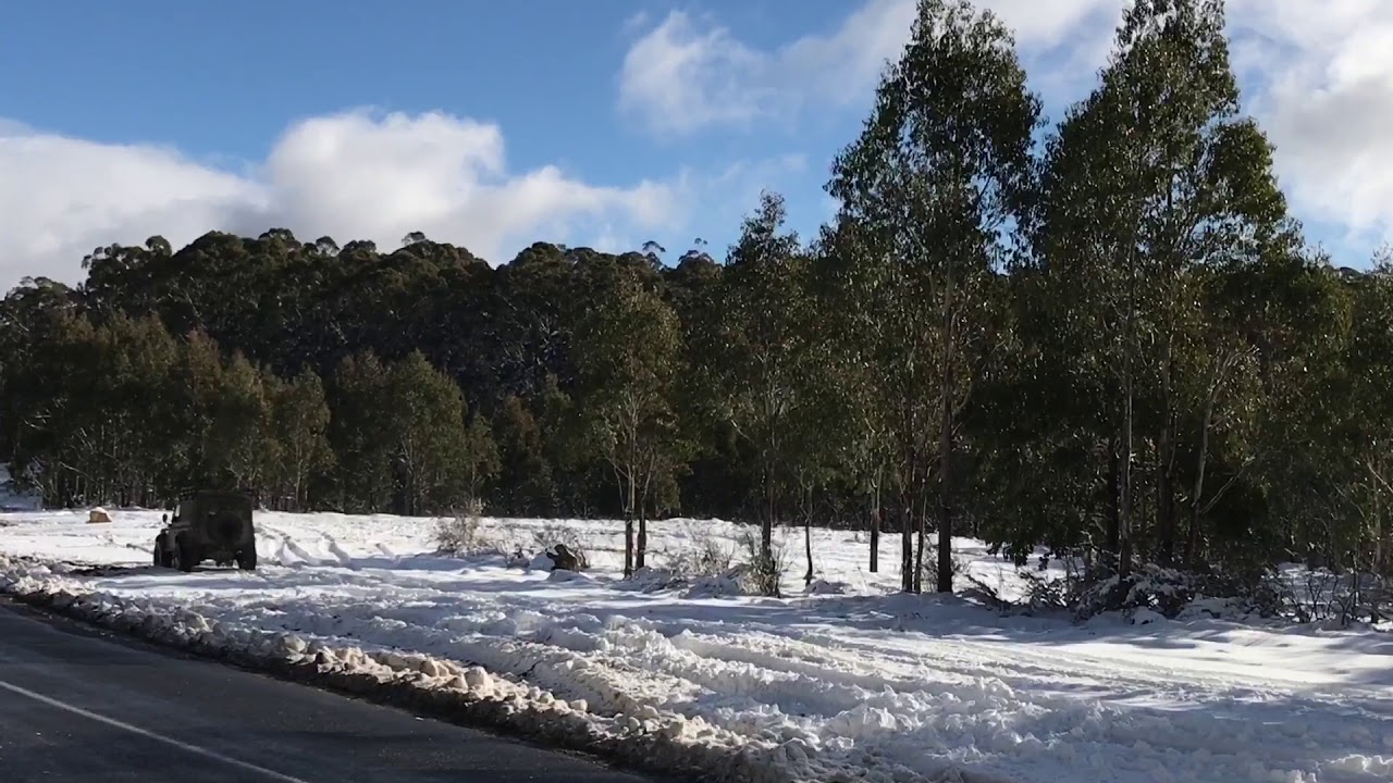 Defender 90 snow drift and exhaust note - YouTube