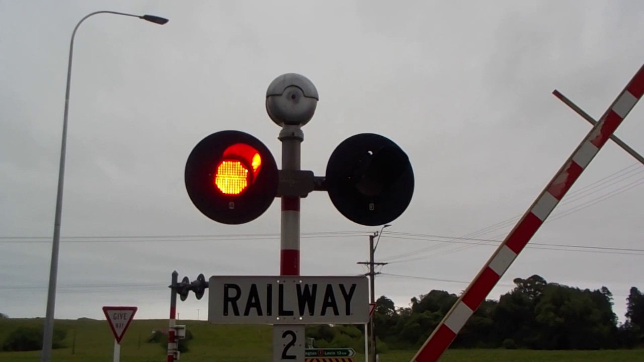 New years video: Mokena Kohere Street Level crossing Manakau - YouTube