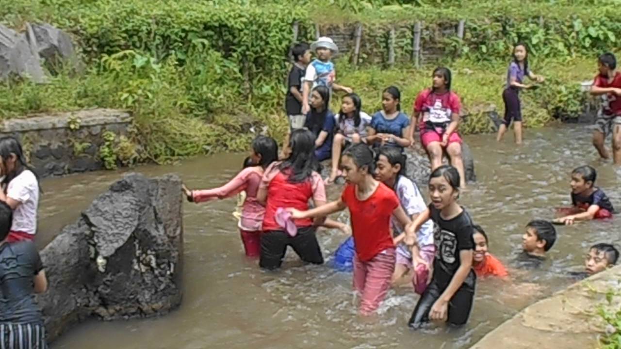 Berendam di Sungai Kali Maron SD Citra Berkat OWB Di PPLH Seloliman ...