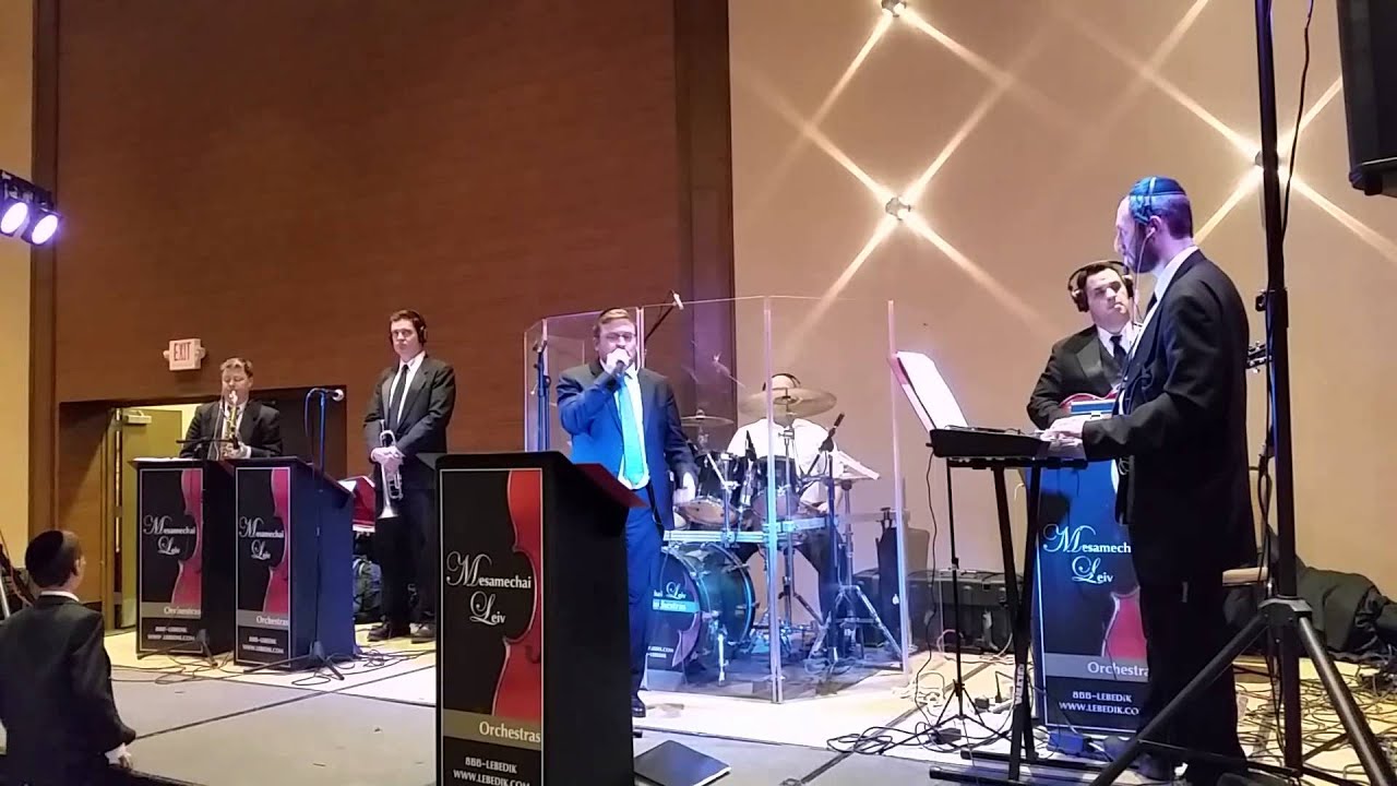Baruch Levine singing Birkas Habayis in Chicago - YouTube