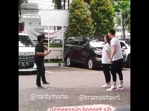 Verrel Bramasta Peluk Ranty Maria Setelah di Kasih Kado Sepatu