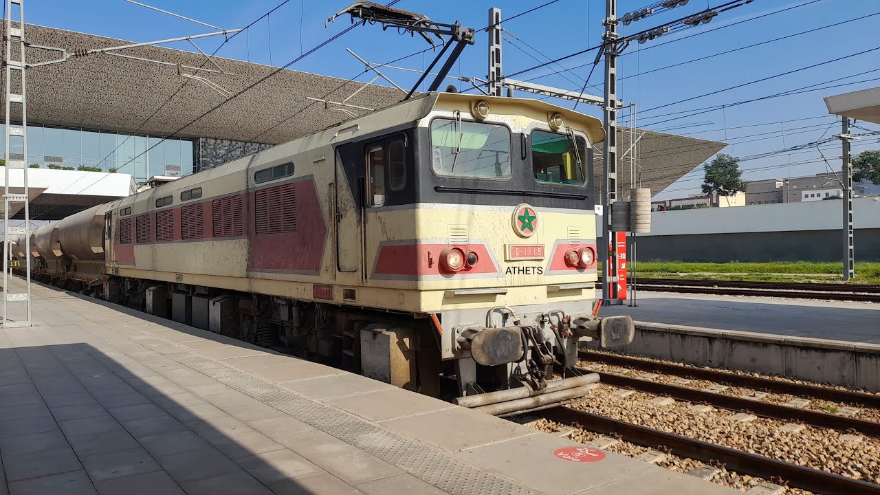 ONCF HITACHI E-1115 assure un convoi de phosphates vide vers Khouribga ...