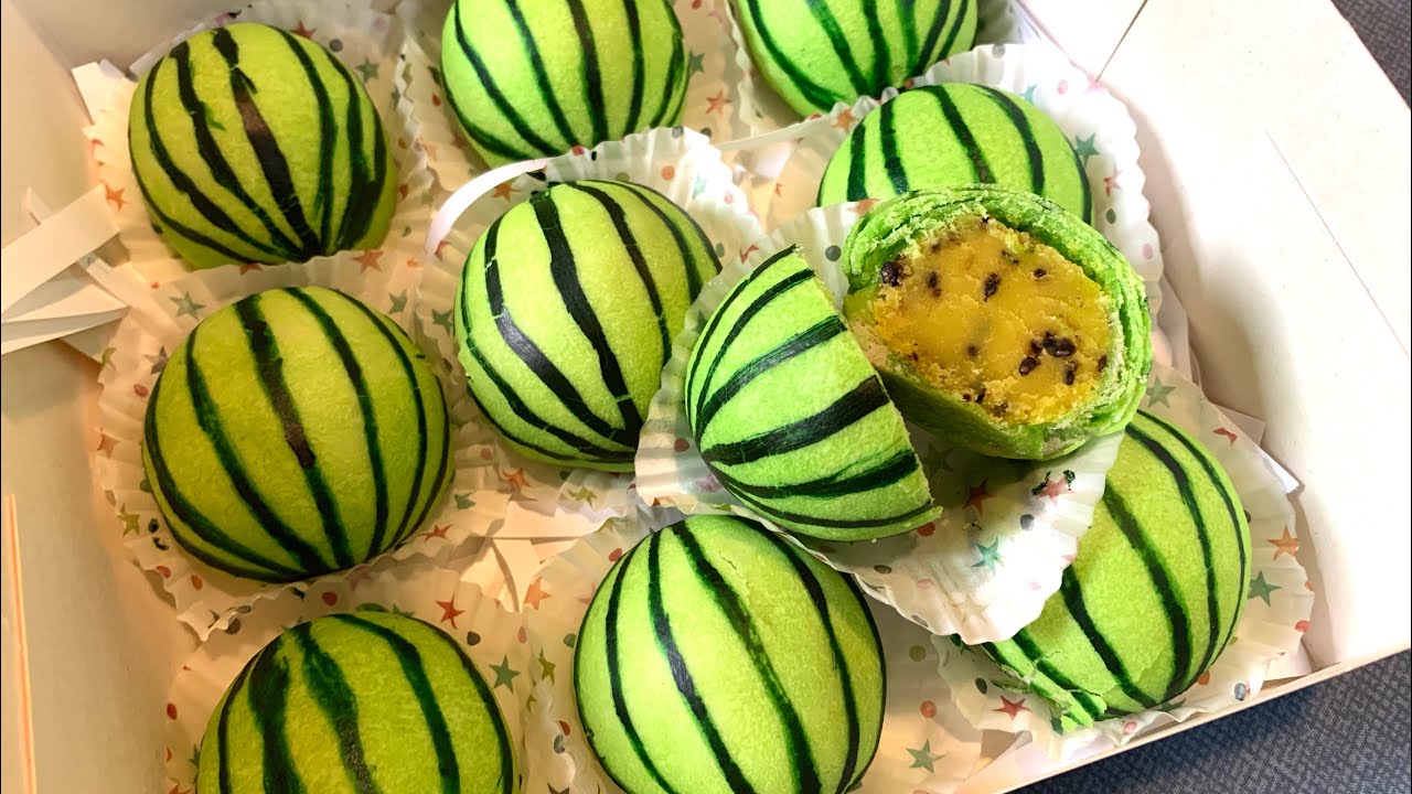 เปี๊ยะรูปแตงโม Watermelon Shaped pastry Mooncake - YouTube