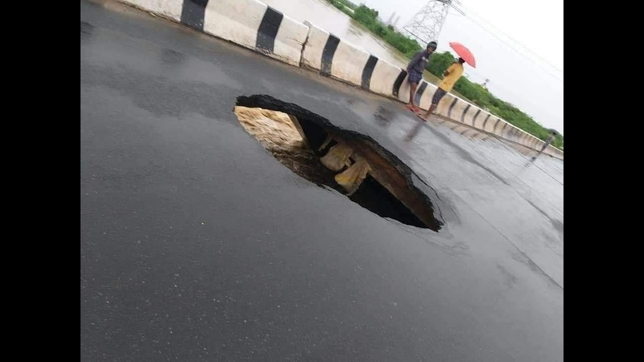 A Big Hole In Middle Of The Road Due To Heavy Rain || Miracle Bridge ...