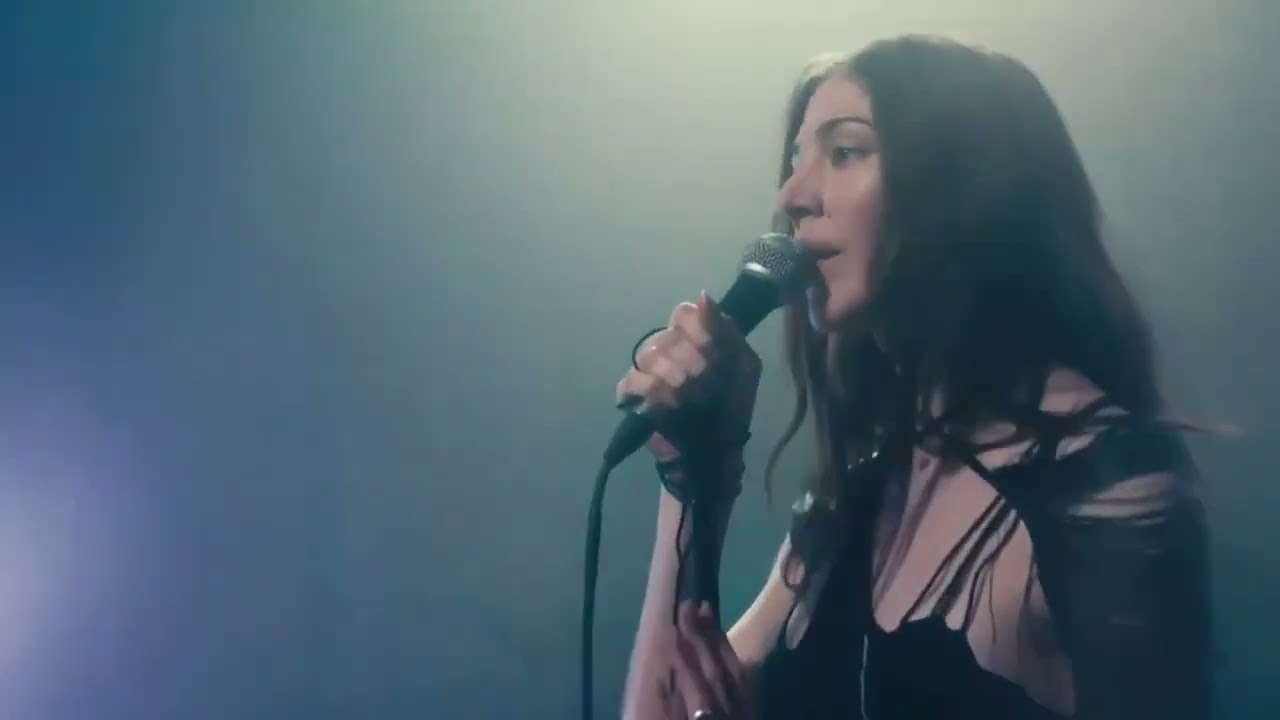 Caroline polachek breathless the late show with James corden - YouTube