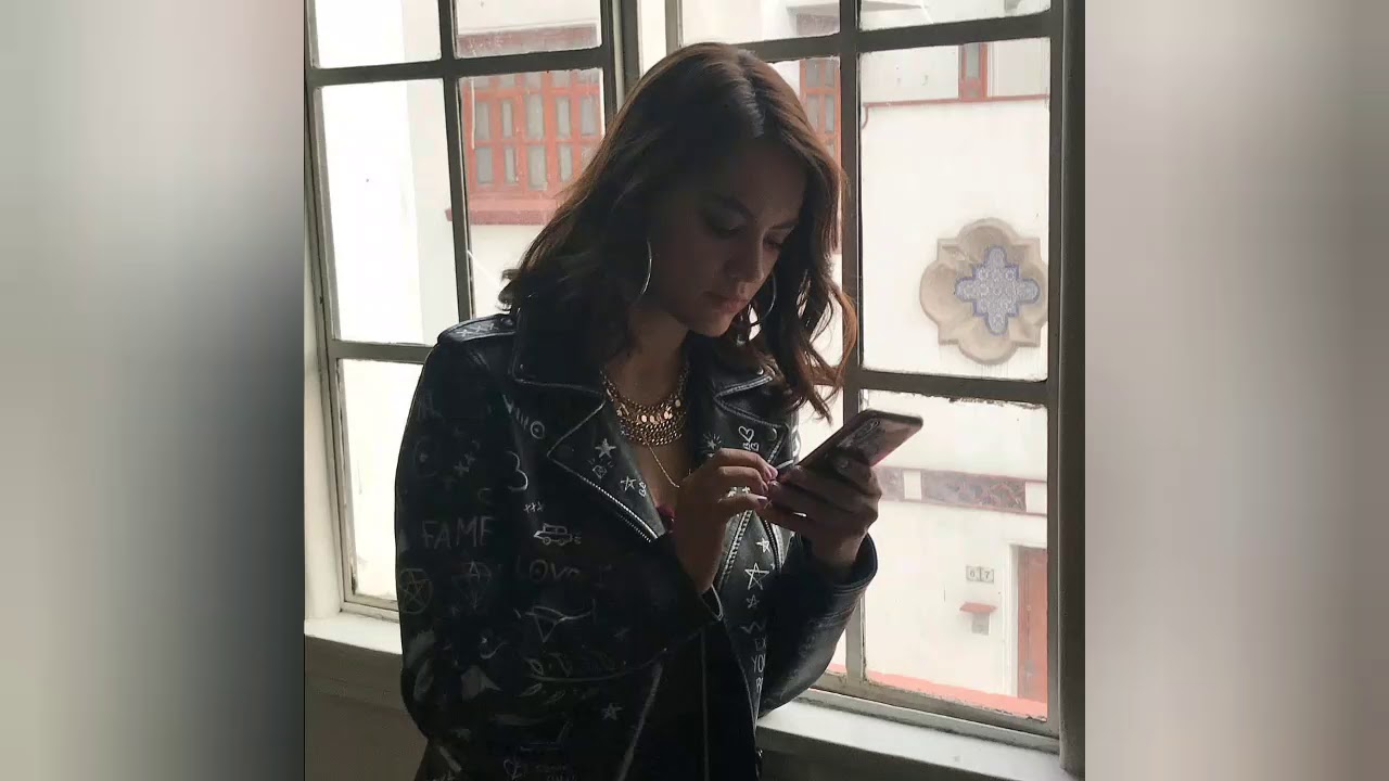 Ale müller detras de camaras en la serie de los aristemos - YouTube