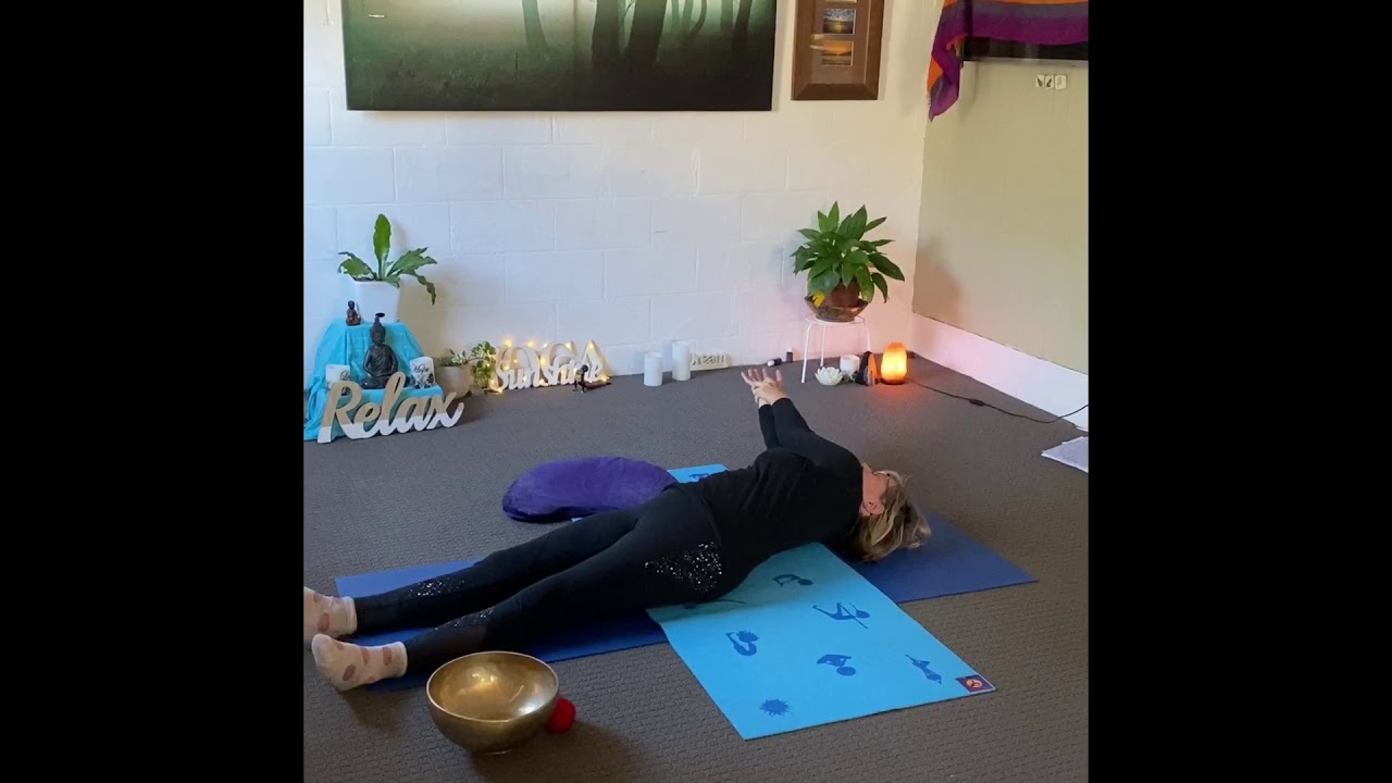 SLOW FLOW YOGA WITH LYN THOMAS, Australia - a routine for SHOULDERS ...