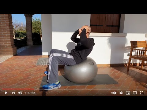 Addominali: Crunch su fitball - YouTube