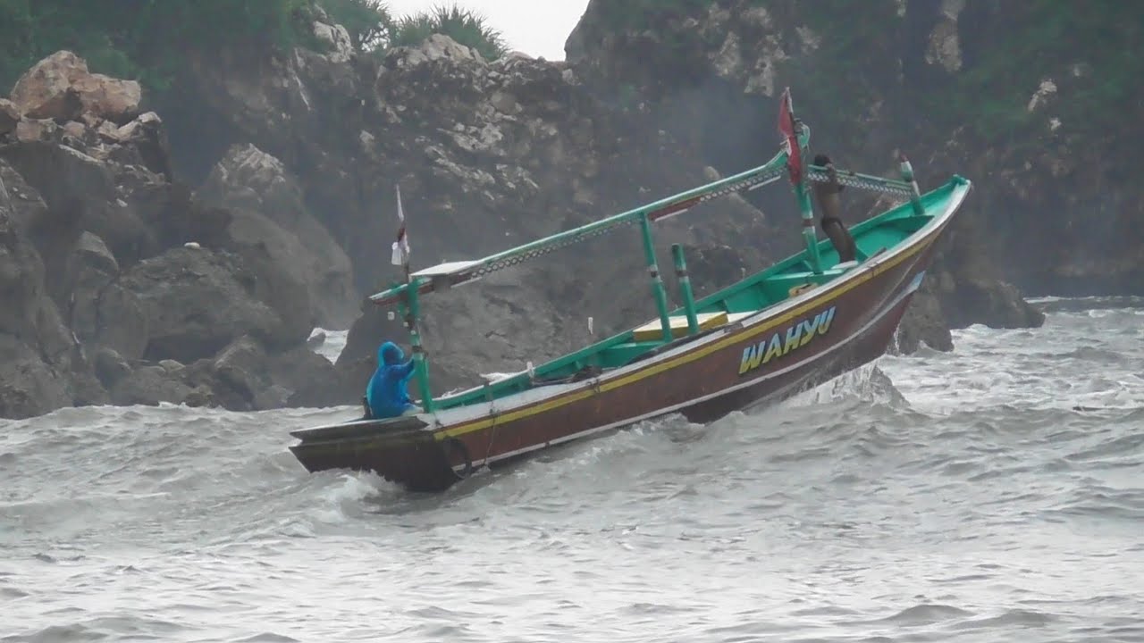 Small boats are agile and fast in the waves - YouTube