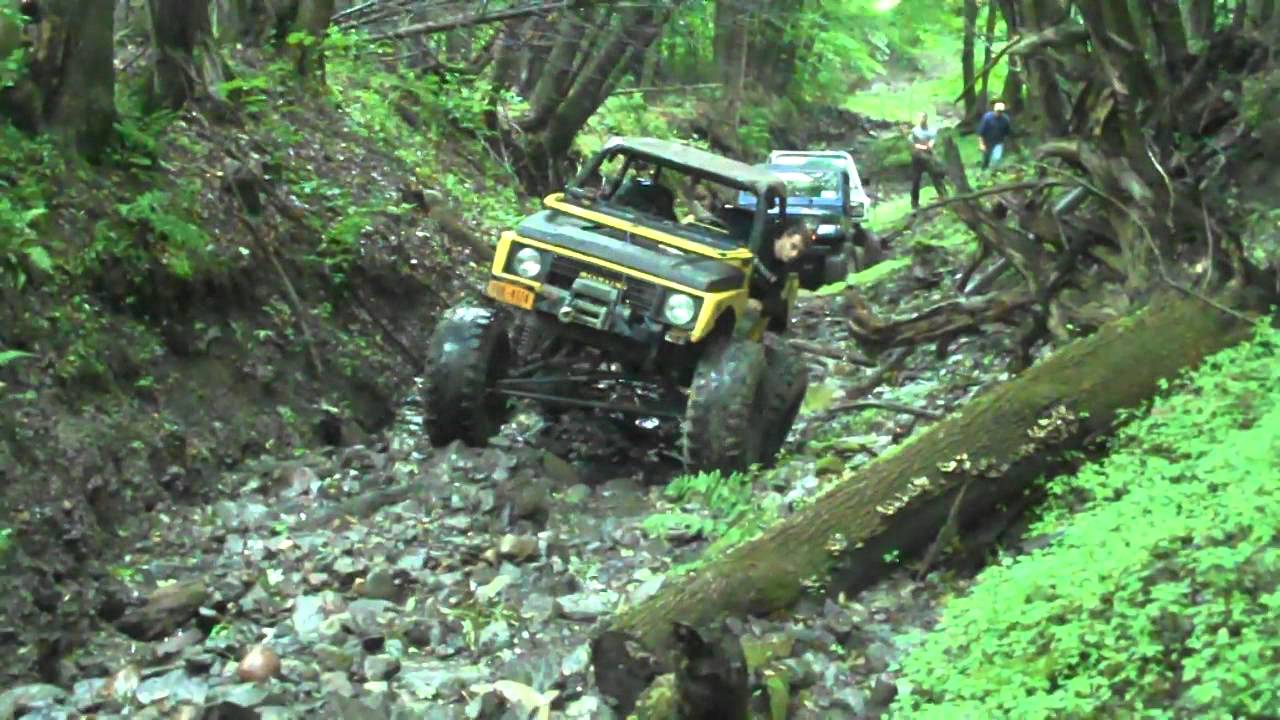 Suzuki Samurai crawling rock ravine - YouTube