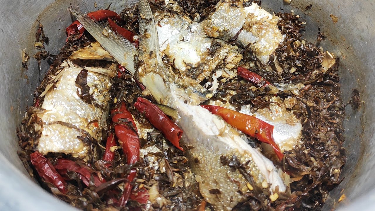 Cooking local fish with sundried taro leaves! easy and tasty recipe ...