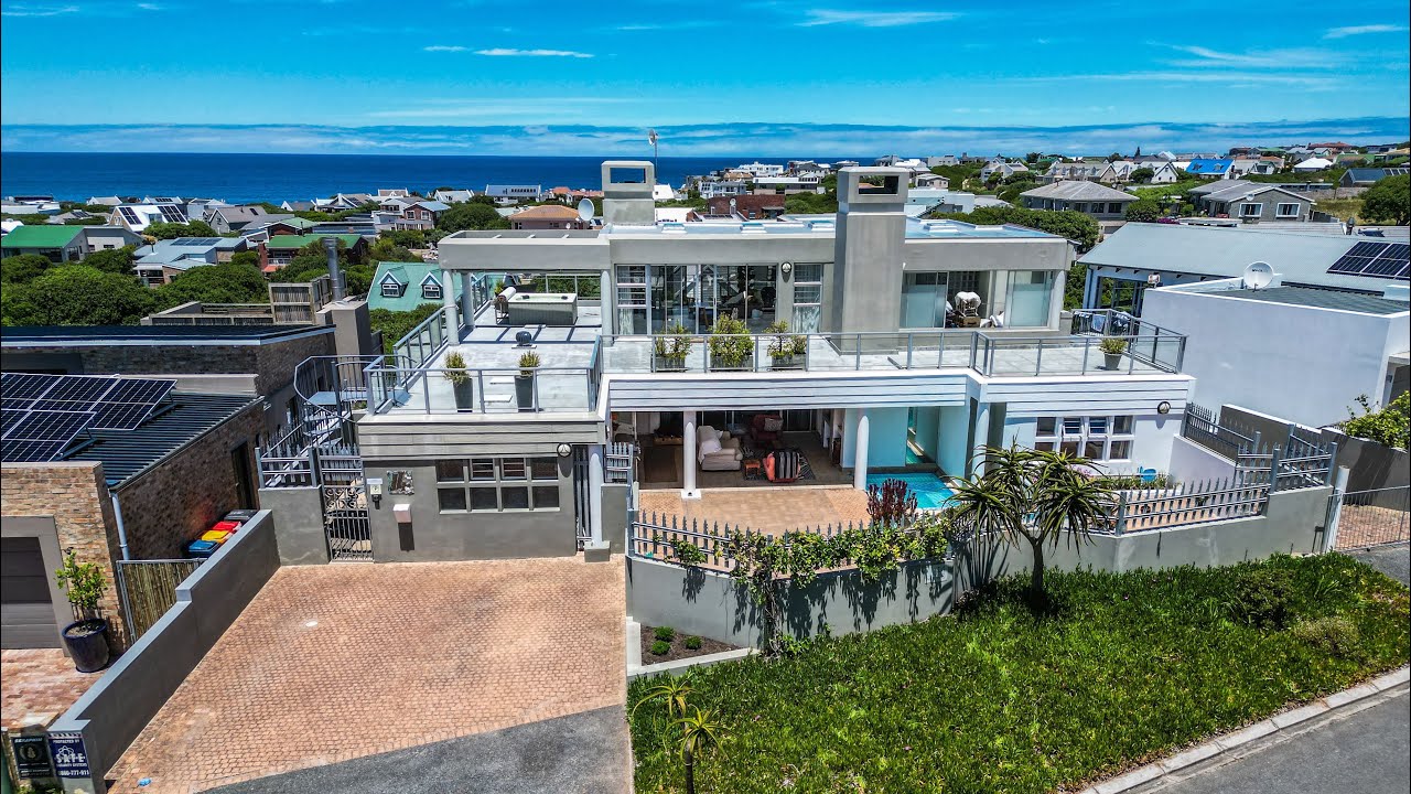 Spectacular 4-bedroom home with majestic ocean and mountain views in ...