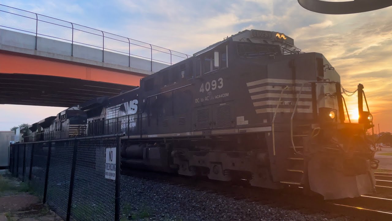 NS 22M with NS 1072 passes La Porte - YouTube