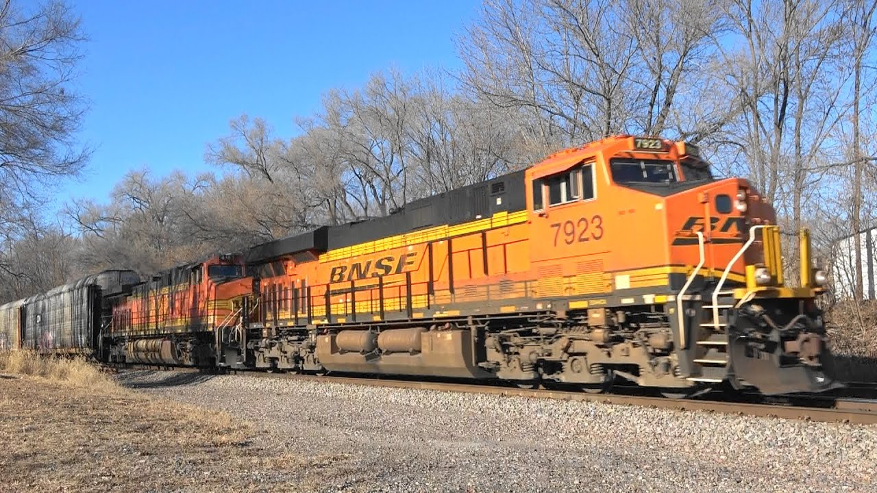 BNSF 7923 Leads Auto Rack Train, Colona, IL 12/13/23 - YouTube