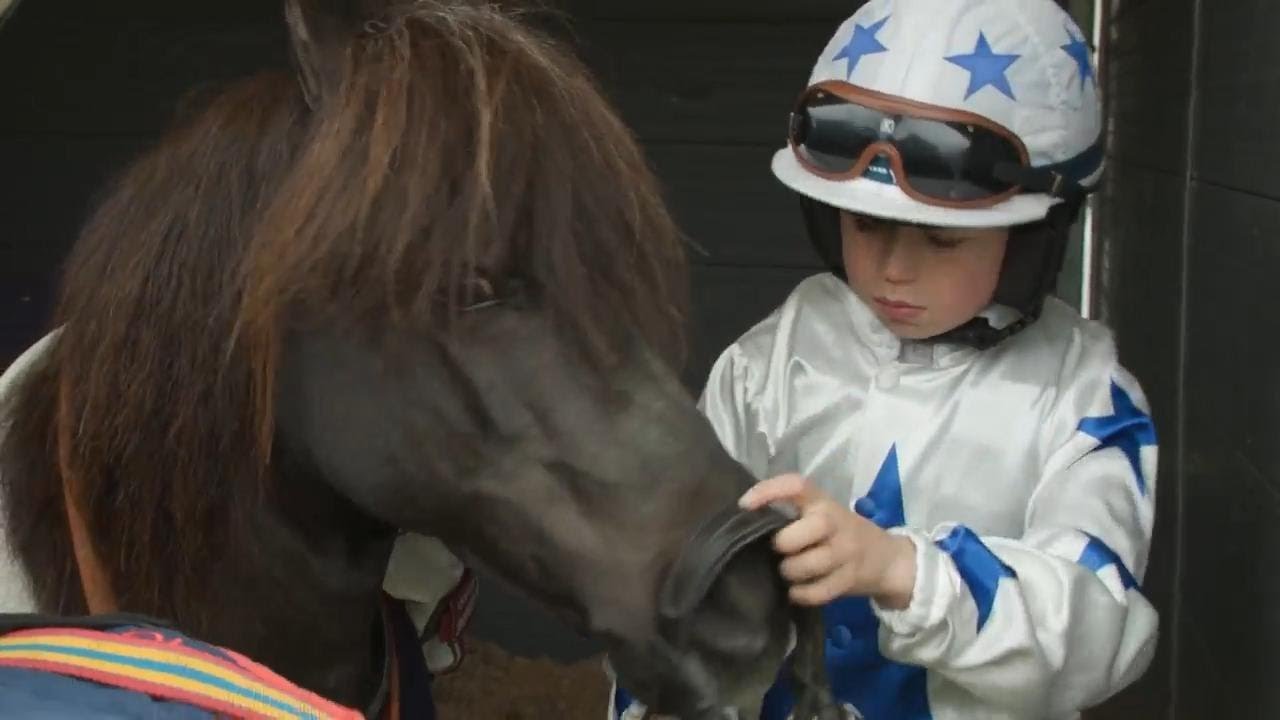 Young jockeys compete at the Royal Windsor Horse Show - YouTube