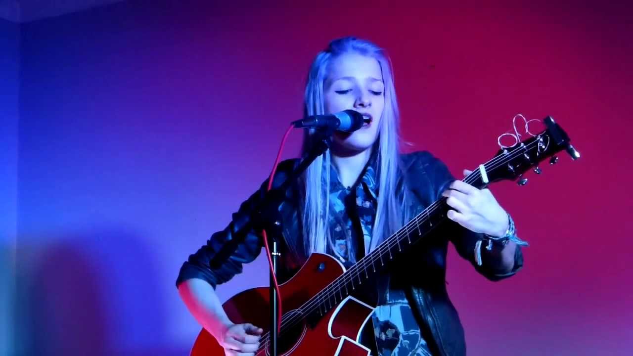 Esther Turner - In The Dark - YouTube