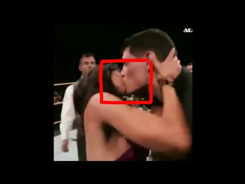 Aksi ciuman panas di W.C.W