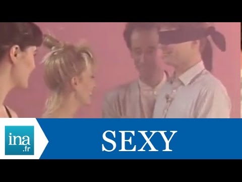 Sexy Folies : Ils jouent à coquin-maillard - Archive INA
