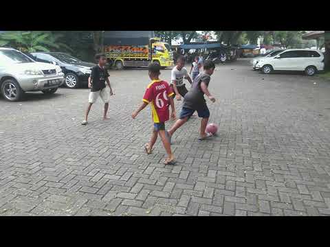 BOCAH MAIN BOLA