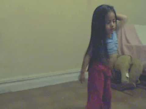 mini shakira dancing
