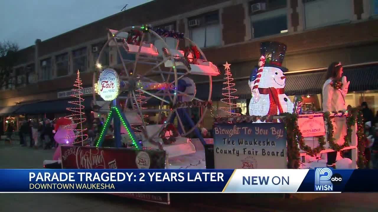 Waukesha hosts 60th annual Christmas parade, honors 2021 attack victims ...