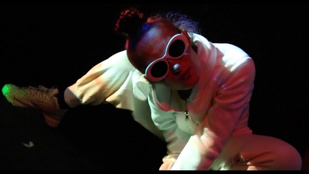 Ezzy - Darkroom (Official Music Video) - YouTube