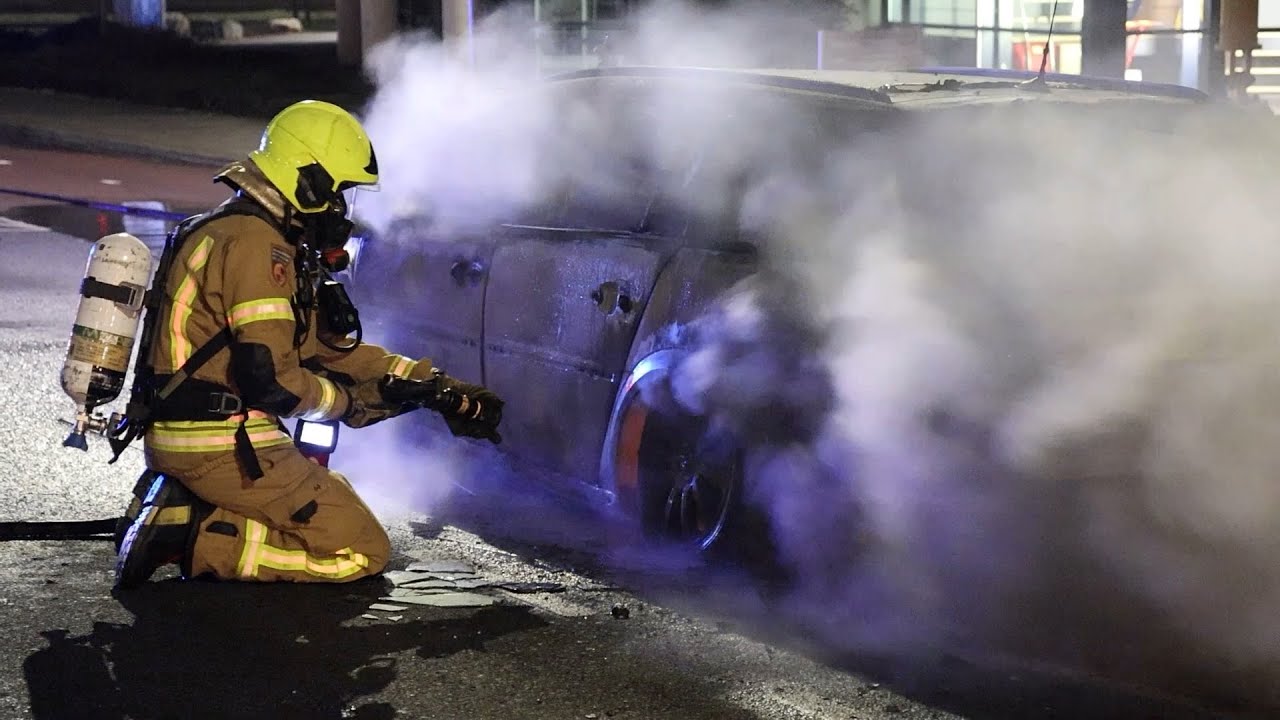 Auto vliegt bij Vijfsluizen al rijdend in brand, wat rest is schroot ...