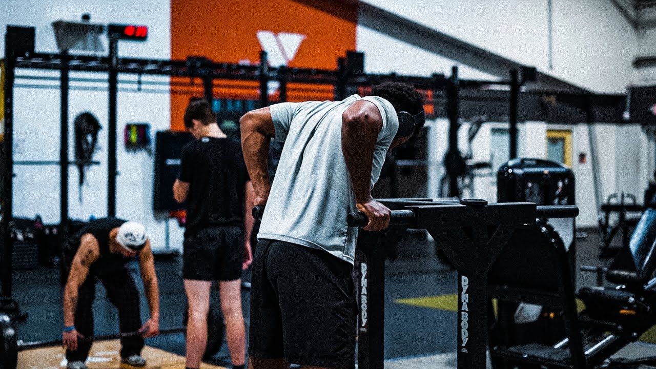 NIGHT TIME GYM SESSION | ARMS AND CHEST - YouTube