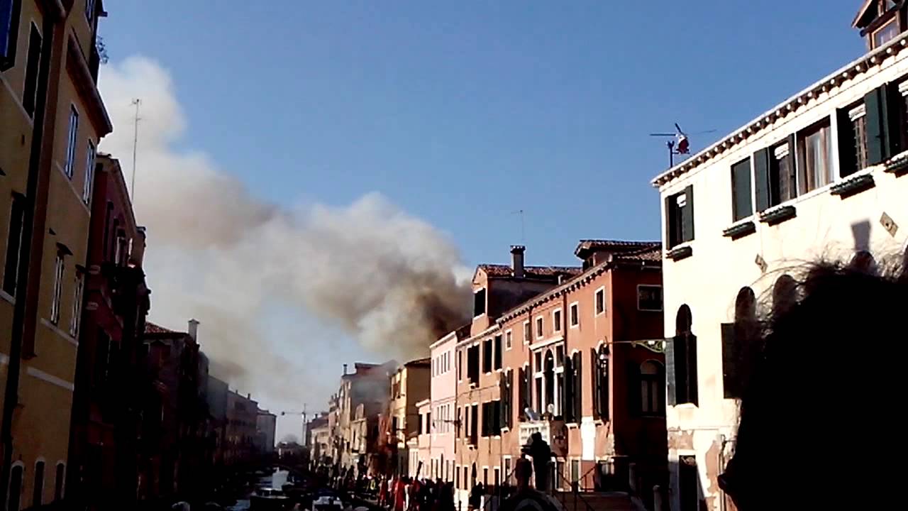 INCENDIO A VENEZIA - FIRE IN VENICE - YouTube