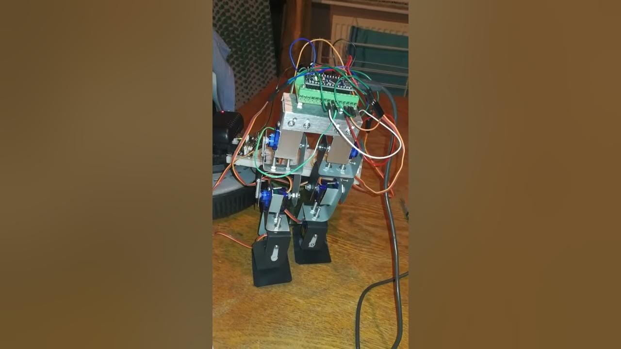 Bipedal robot legs experiment (Arduino) - YouTube