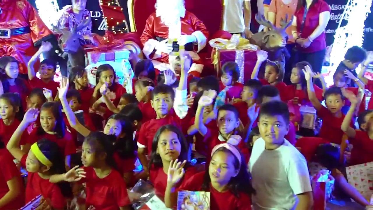 Pandastic Christmas at Lucky Chinatown - YouTube