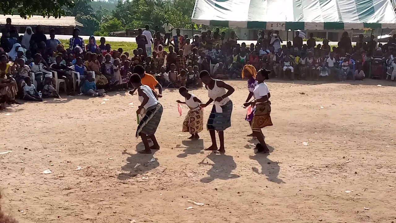 chant et chorégraphie Baoulé. - YouTube