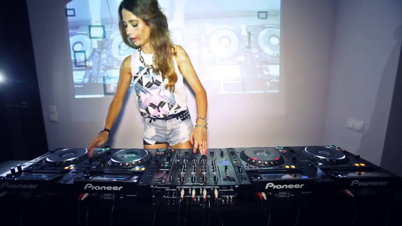 Juicy M mixing on 4 CDJs vol 2 - YouTube