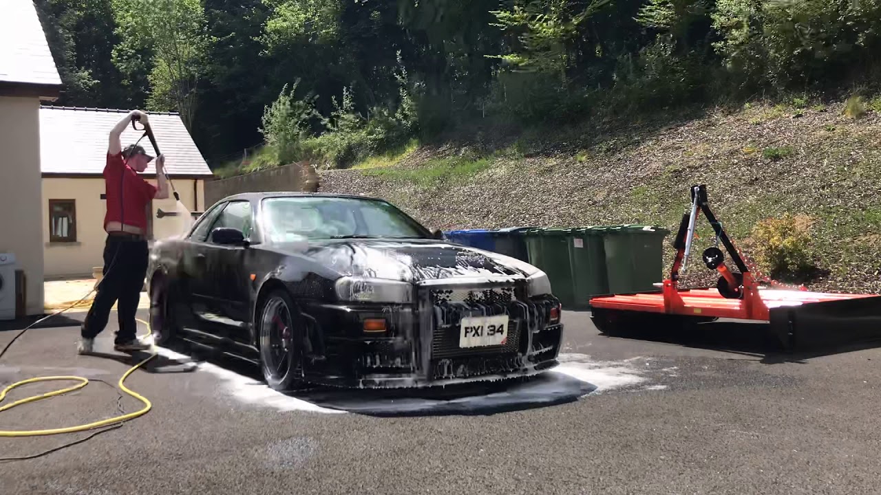 Time lapse washing Brian’s R34 GT-R - YouTube