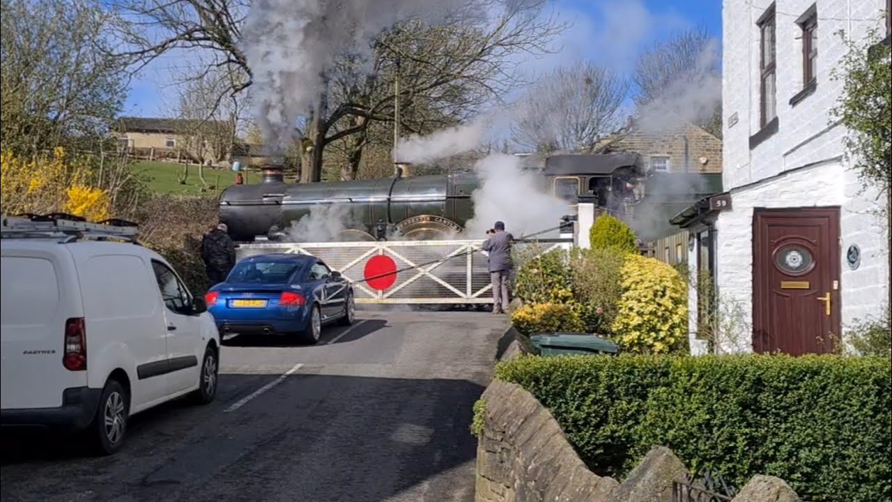 Iconic scene as GWR 'Castle' loco steams over 'Railway Children level ...