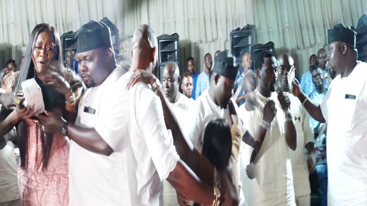 YORUBA ACTRESS YINKA SOLOMON OGO MUSHIN GOES ON HER KNESS TO APPRECIATE ...
