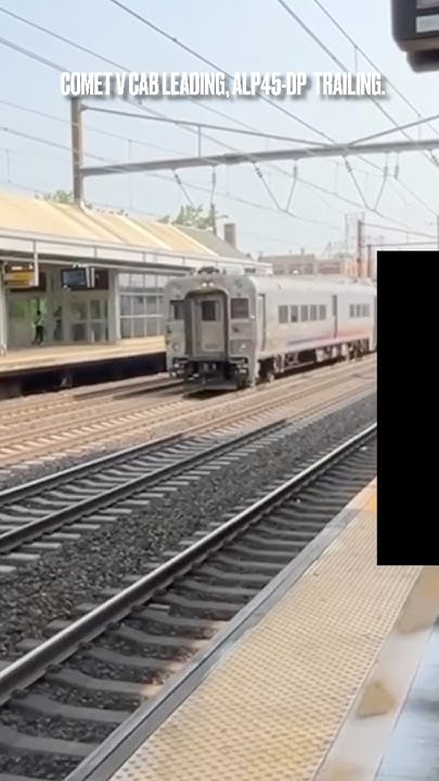 Light NJT equipment move passing the Newark airport - YouTube