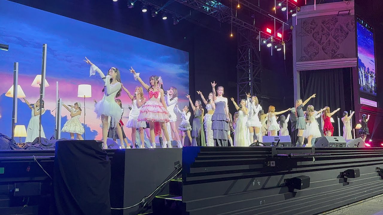 BNK48 - 365 Nichi no Kamihikouki (Voices of BNK48 Showcase Ultra Arena ...