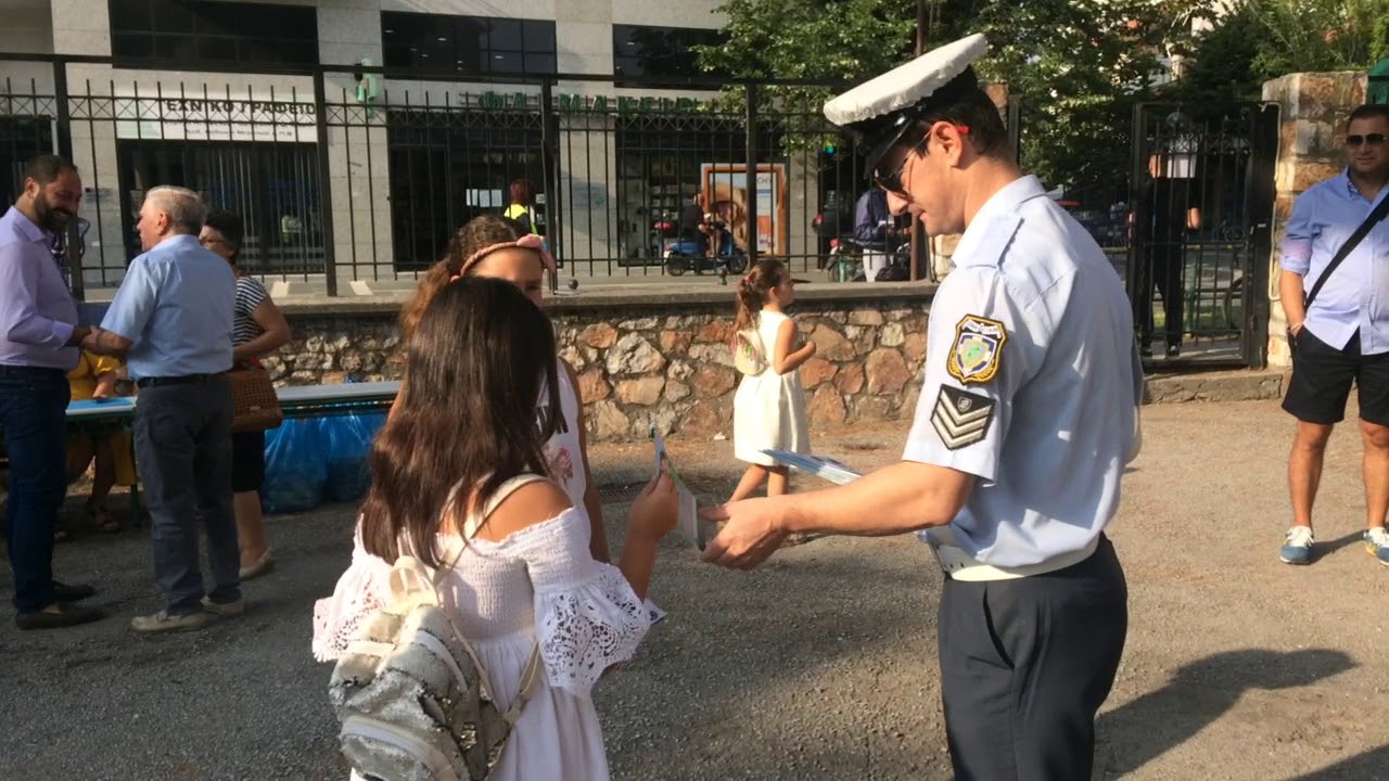 ΜΟΙΡΑΣΑΝ ΦΥΛΛΑΔΙΑ ΓΙΑ ΤΗΝ ΑΣΦΑΛΕΙΑ ΤΩΝ ΜΑΘΗΤΩΝ ΣΤΟΥΣ ΔΡΟΜΟΥΣ, ΟΙ ...