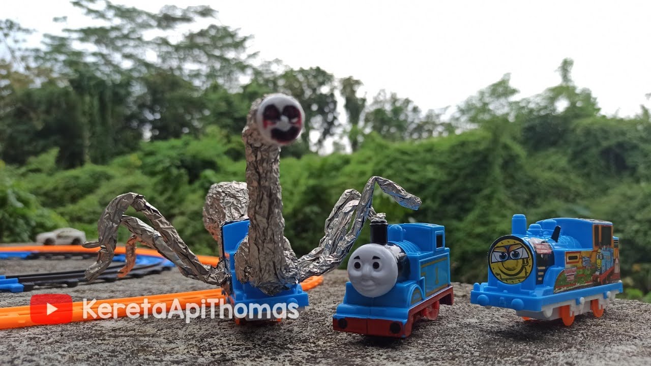 Serunya bermain Kereta Api Thomas bersama Kereta Monster Laba-Laba ...