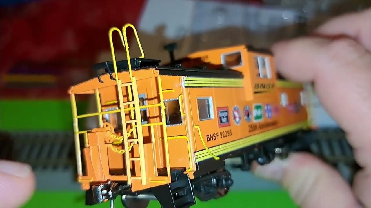 QUICKIE REVIEW: ATLAS MASTER LINE BNSF 25TH ANNIVERSARY CABOOSE (TRAINWORLD EXCLUSIVE)! - YouTube