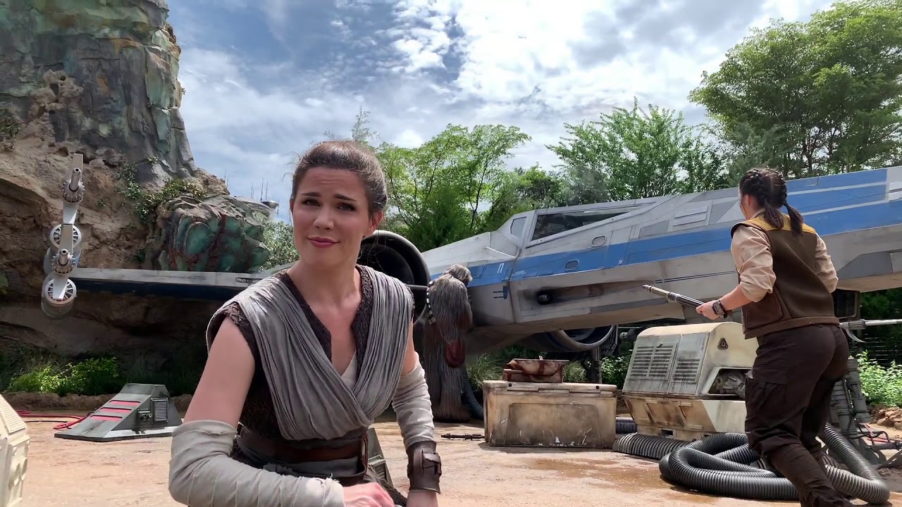 Fixing the X-Wing with Rey, Chewbacca, and a Resistance Fighter - YouTube