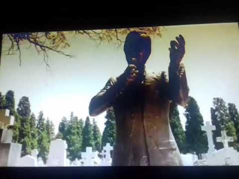Jose Luis Torrente cagando en un cementerio - YouTube